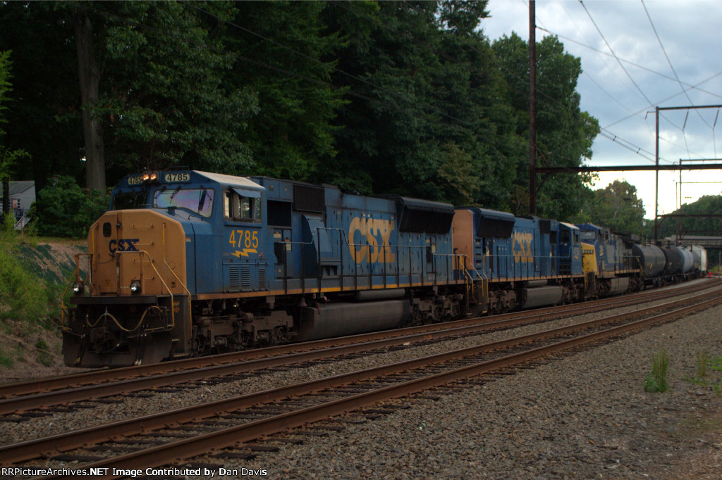 CSX SD70AC 4725 leads Q300-15